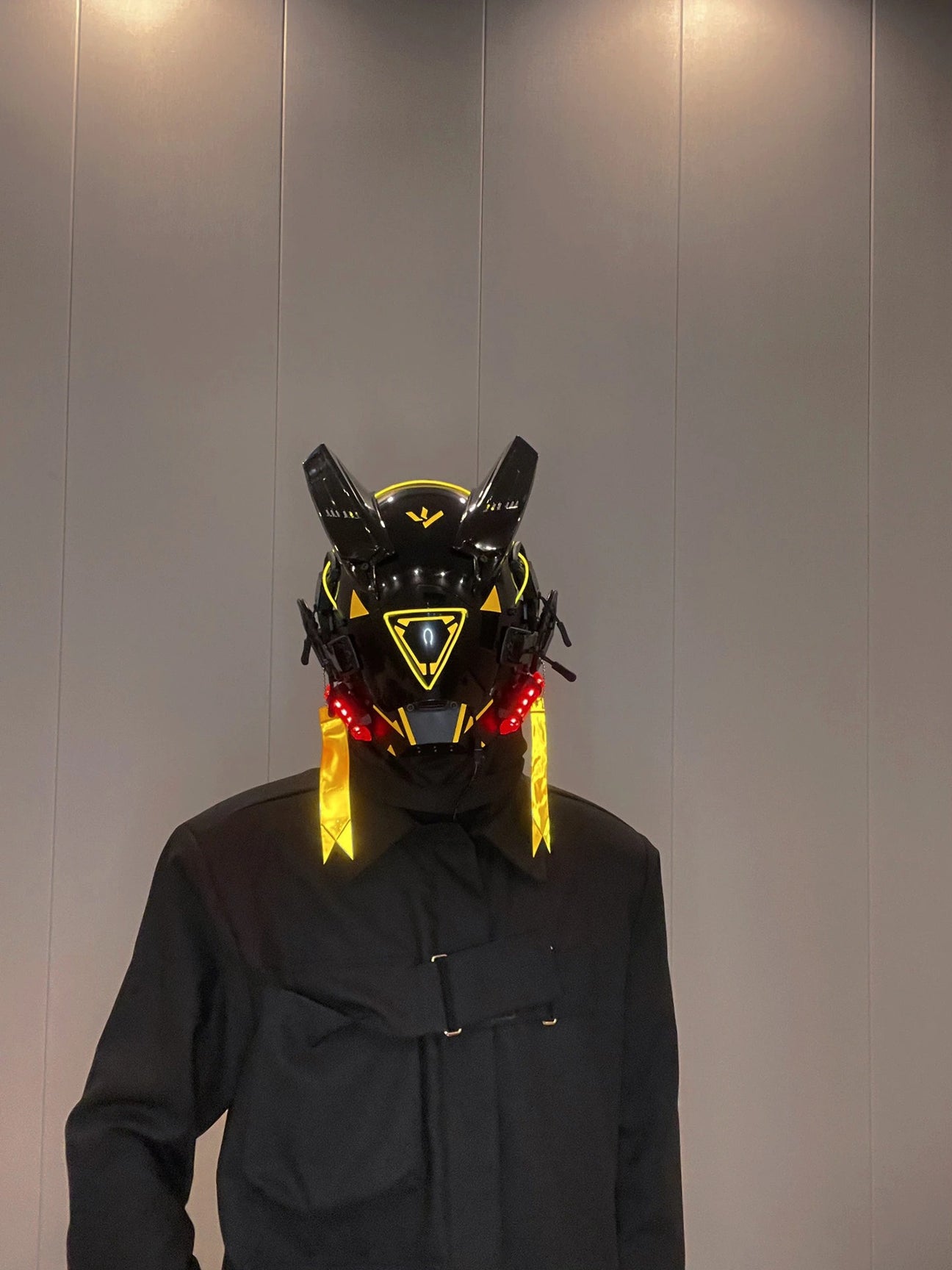 Loading image: Cyberpunk Helmet Yellow | CYBER TECHWEAR®